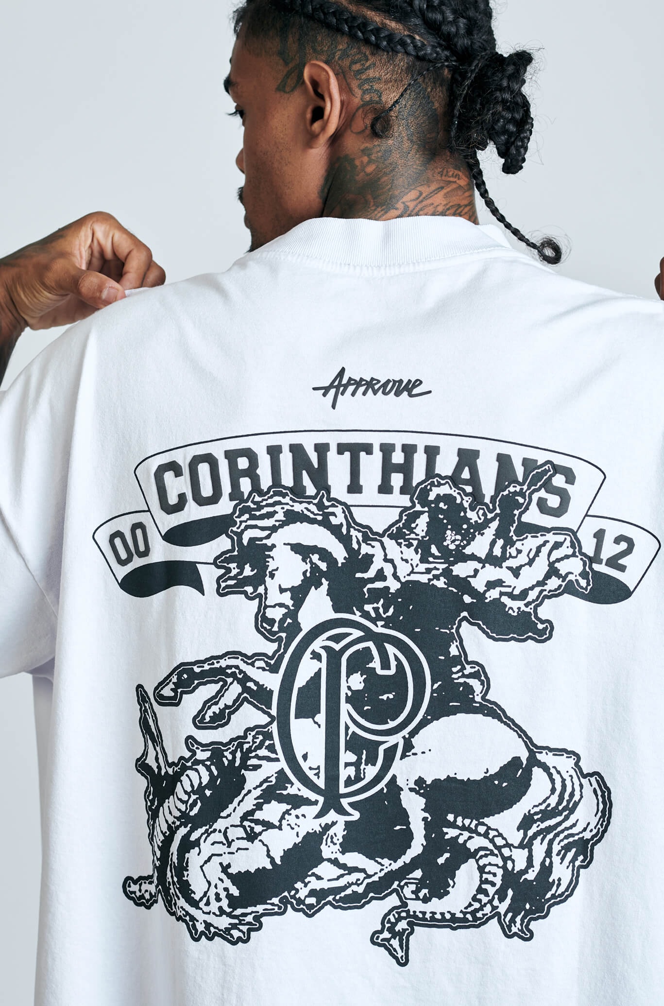 PRÉ VENDA - Camiseta Huge Approve X Corinthians São Jorge Branca PRÉ VENDA - Camiseta Huge Approve X Corinthians São Jorge Branca